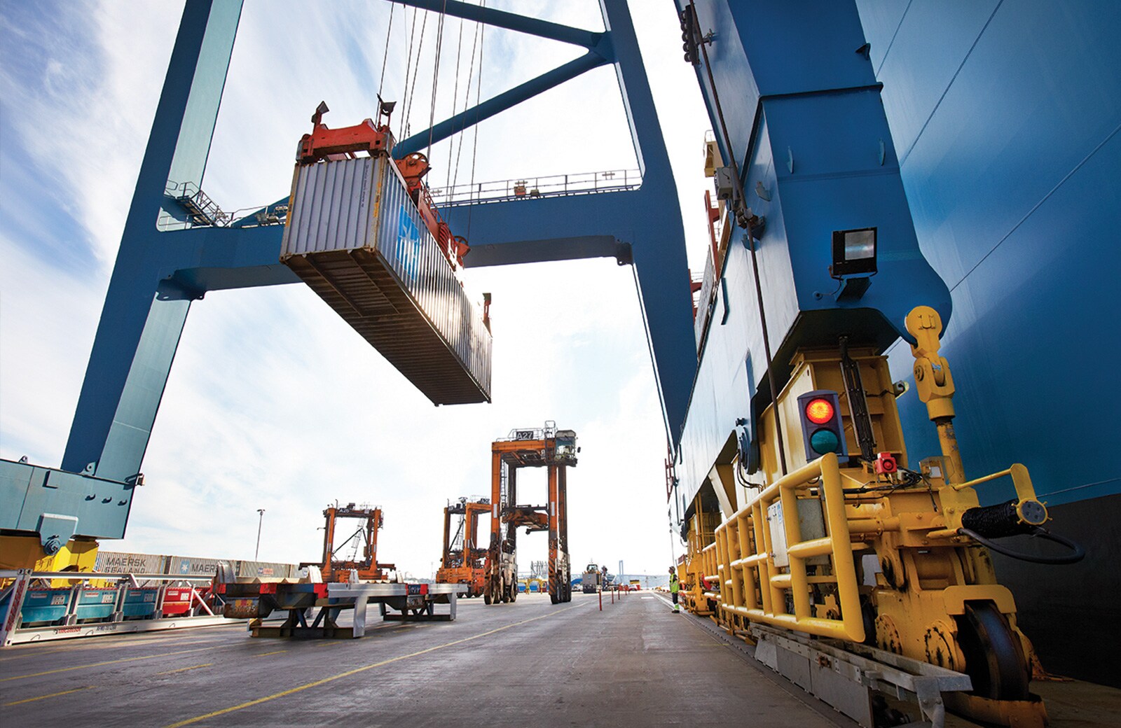 Empty load out via vessel - APM Terminals