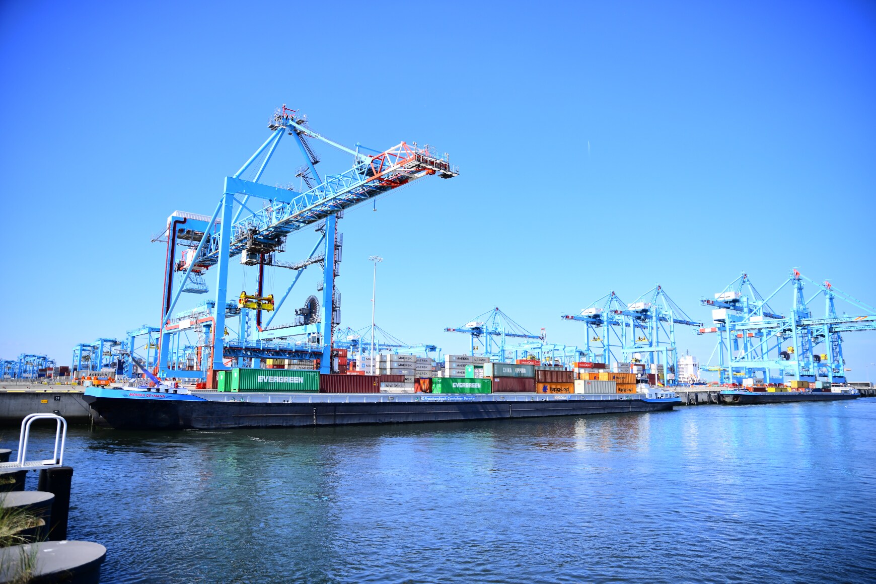 Barge Handling - APM Terminals